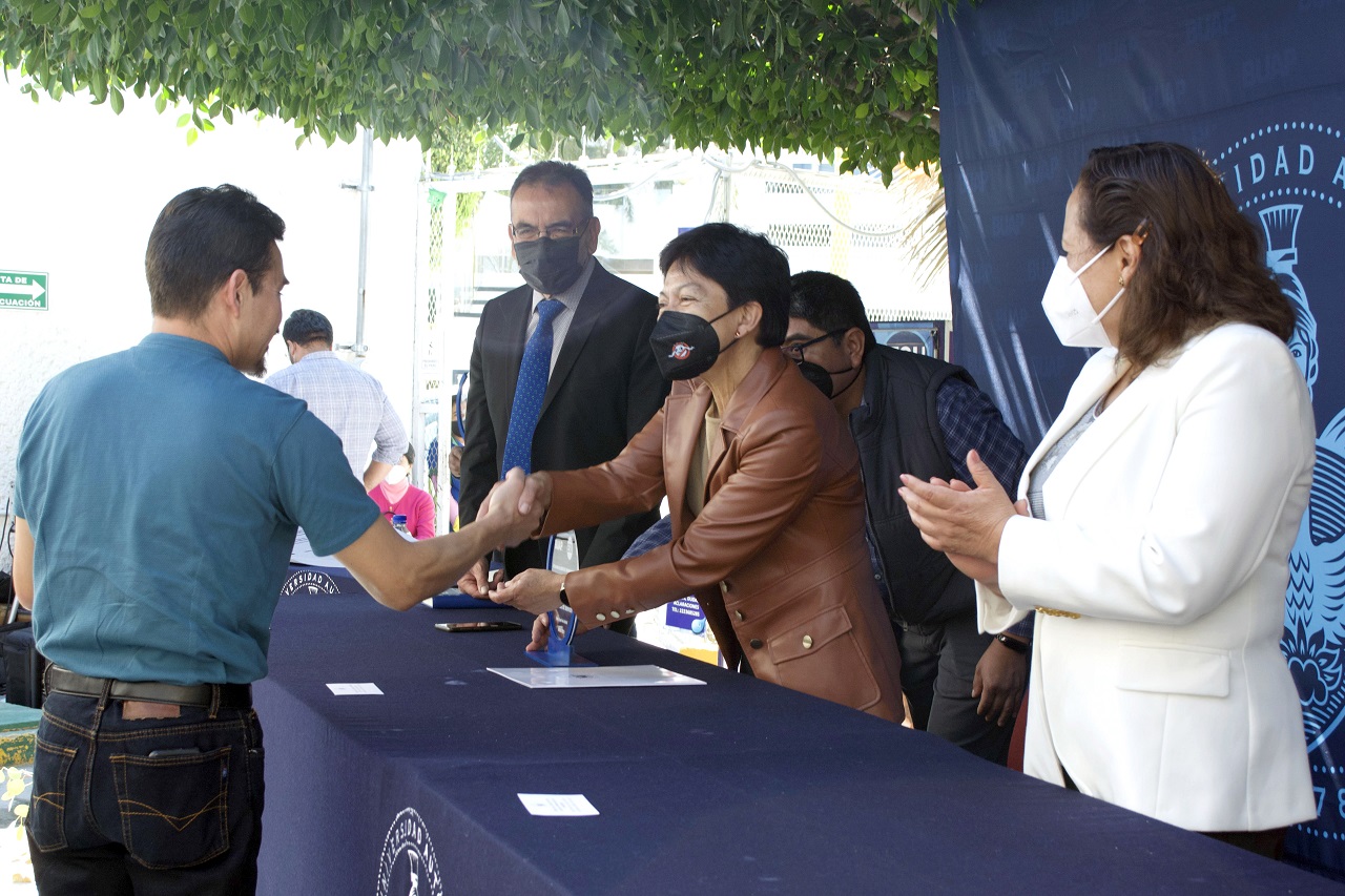 Develan placa conmemorativa por 27 años de servicio de la Estación de ...