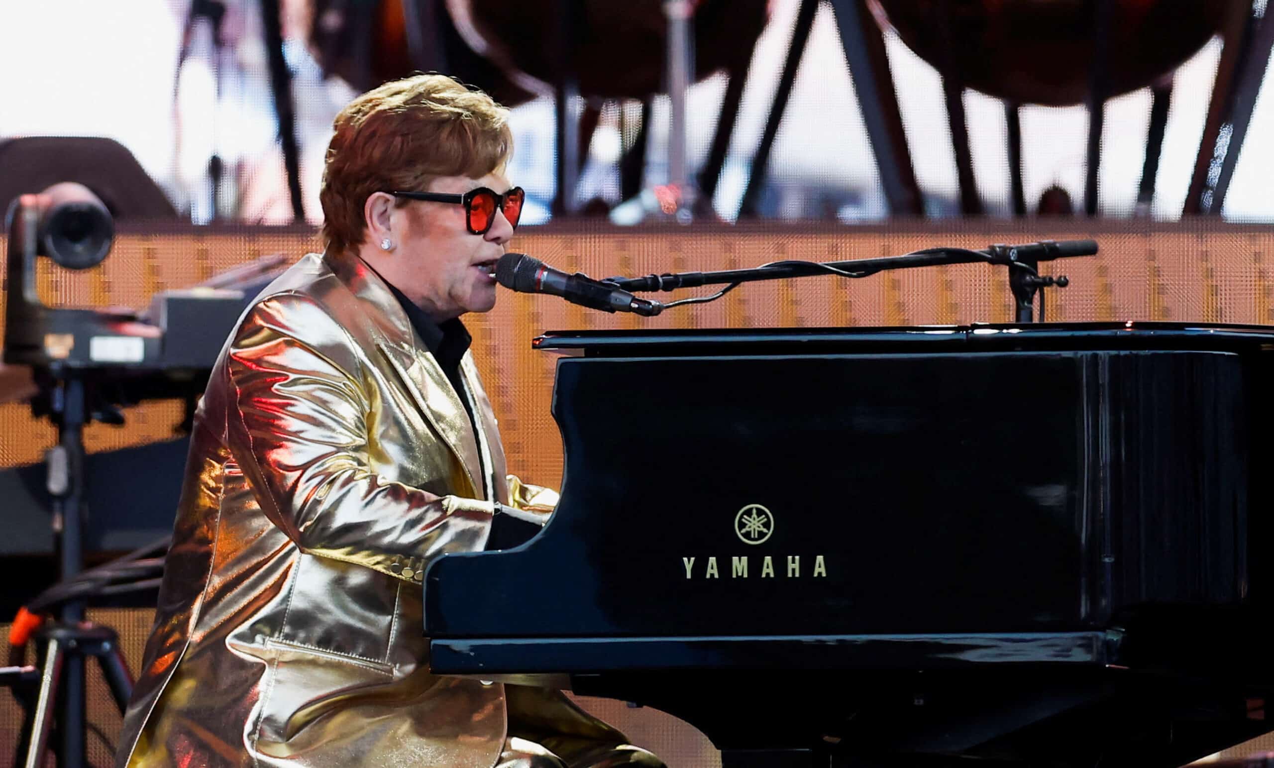 Elton John clausura Glastonbury con un concierto abarrotado