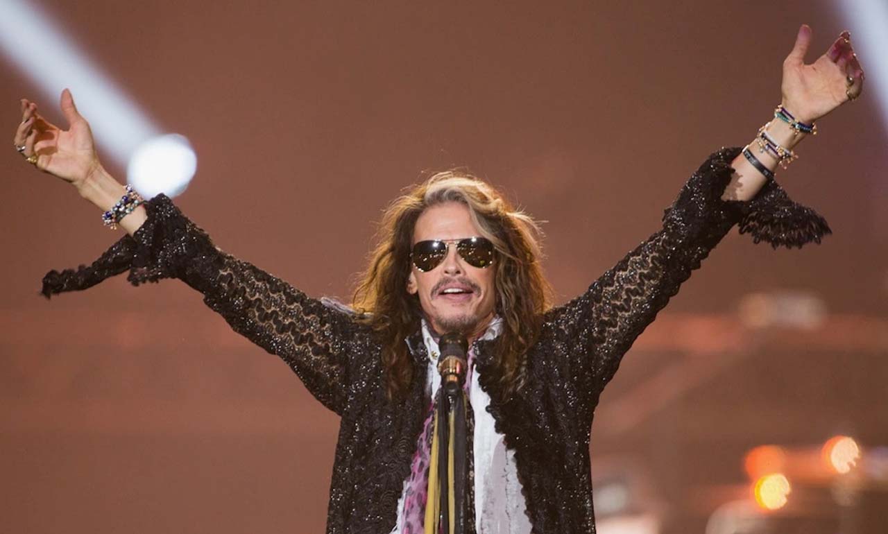 Steven Tyler tiene daño en sus cuerdas vocales, pospone gira