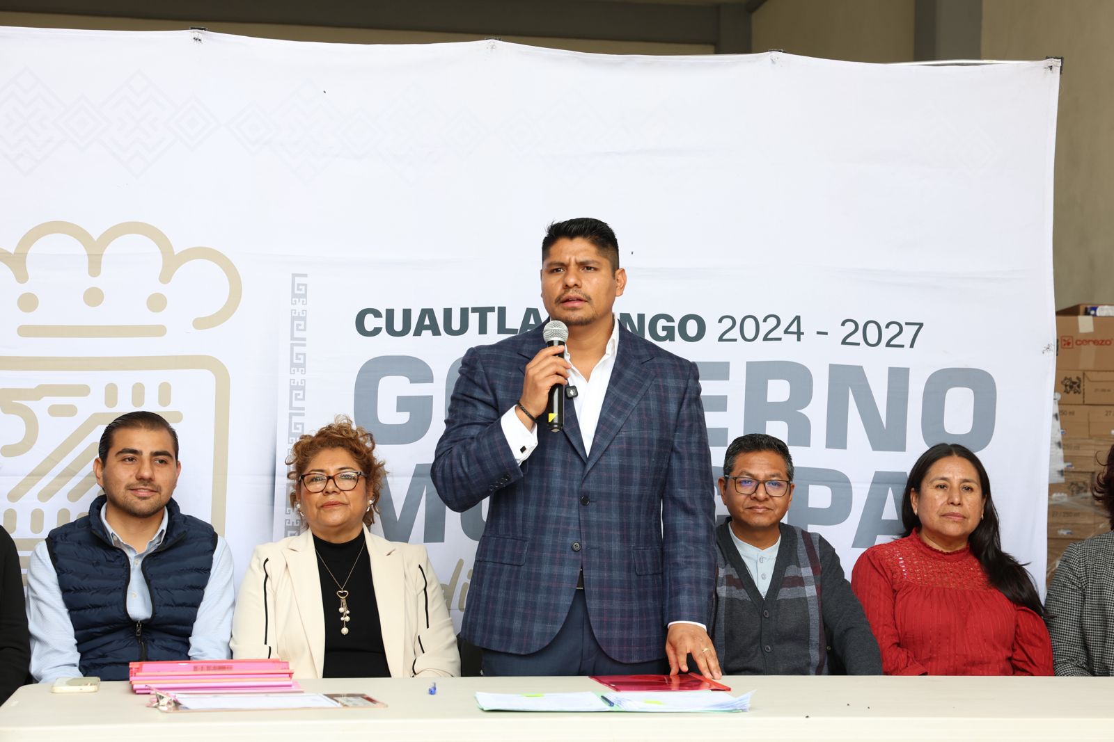 Entregan Omar Muñoz y Tere Alfaro desayunos fríos a escuelas - Revista 360 Grados